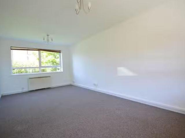 Cheap 2 bedroom ground floor flat for rent in Flat 2, Compton.