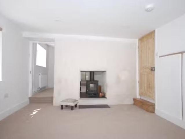 Just in! 2 bedroom detached house for rent in Florida Street.