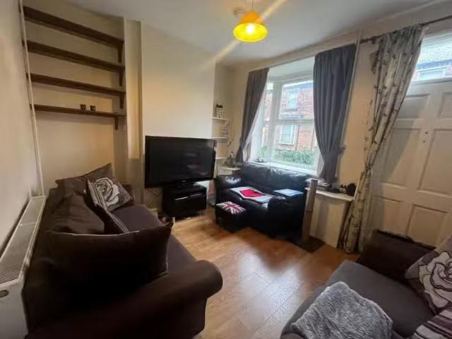 Rental! 2 bedroom end of terrace house for rent in Brookfield.