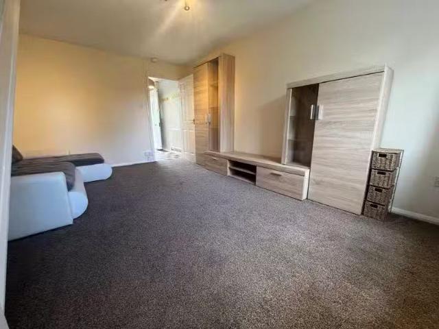 Cheap 2 bedroom end of terrace house for rent in Grange Close.