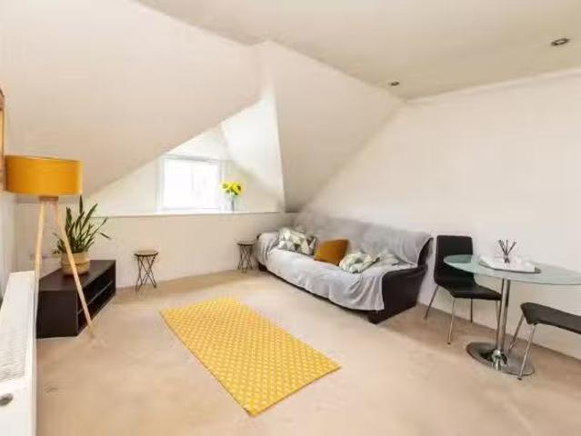 Rental! 2 bedroom flat for rent in 2 Bed Flat Queens Park Sout.
