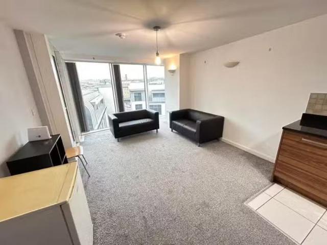 Nice 2 bedroom flat for rent in The Gatehaus, Leeds Road, Litt.