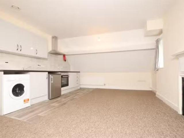 Just in! 2 bedroom flat for rent in The Weston, Newbridge Road.