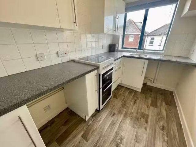 Charming 2 bedroom flat for rent in Alma Road, Charminster P0.