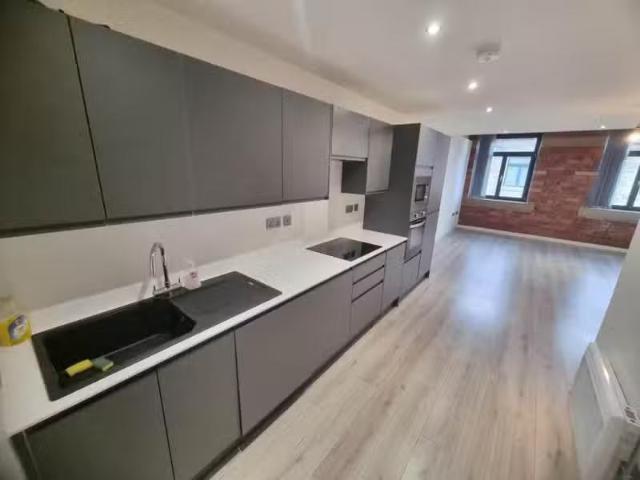 Cheap 2 bedroom flat for rent in Conditioning House, Cape Stre.