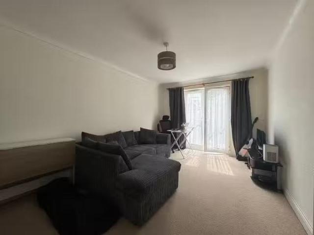 Charming 2 bedroom flat for rent in Harvey Road, Bournemouth.