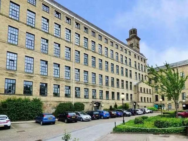 Cheap 2 bedroom flat for rent in Riverside Court, Victoria Roa.