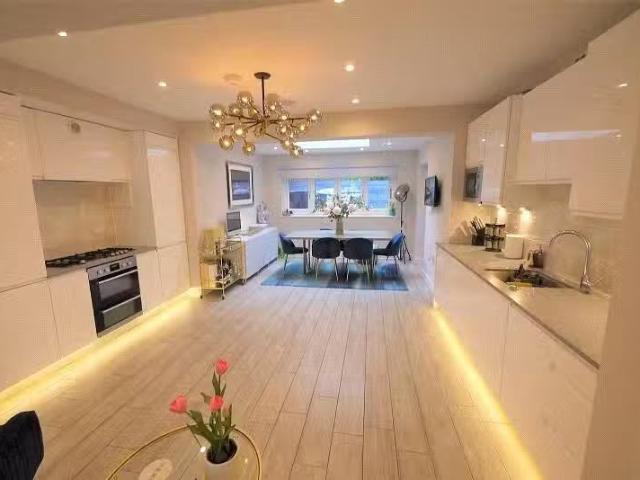 Just in! 2 bedroom semi detached house for rent in Alexander L.