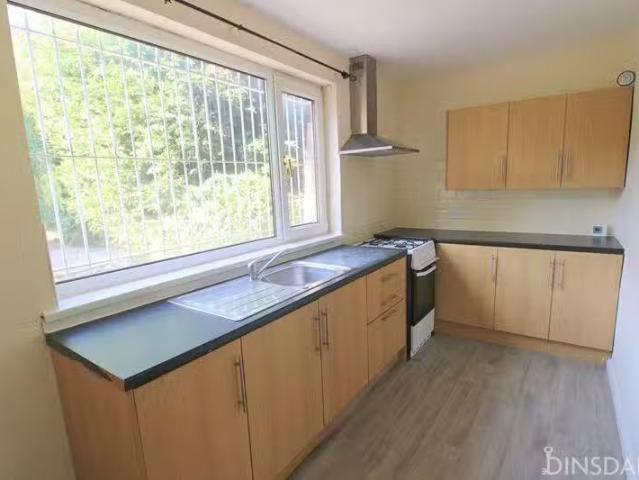 Charming 2 bedroom semi detached house for rent in Lynfield Dr.