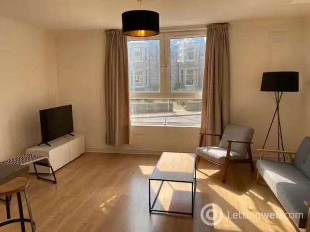 Cheap 2 BR Property to rent in 2 Salisbury Court, Aberdeen, AB.