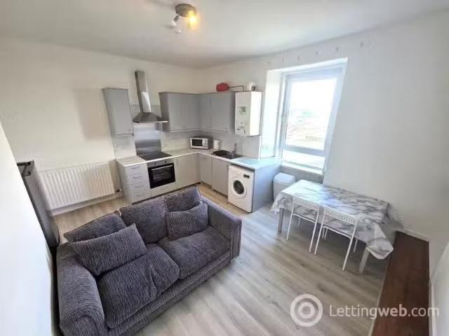 Charming 2 BR Property to rent in Commerce Street, City Centre.