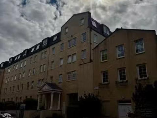 Deal! 2 BR Property to rent in Caledonian Crescent, Edinburgh.