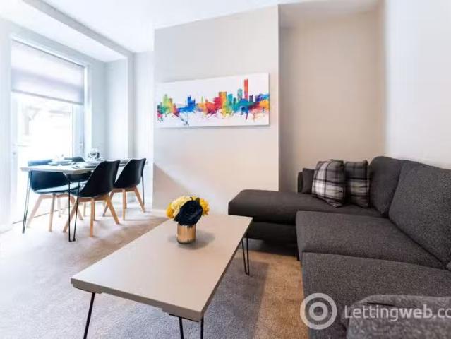Cozy 2 BR Property to rent in Glendore,, Salford, M5 5EY