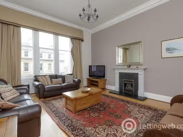 Unique 2 BR Property to rent in Drumsheugh Gardens, Edinburgh.