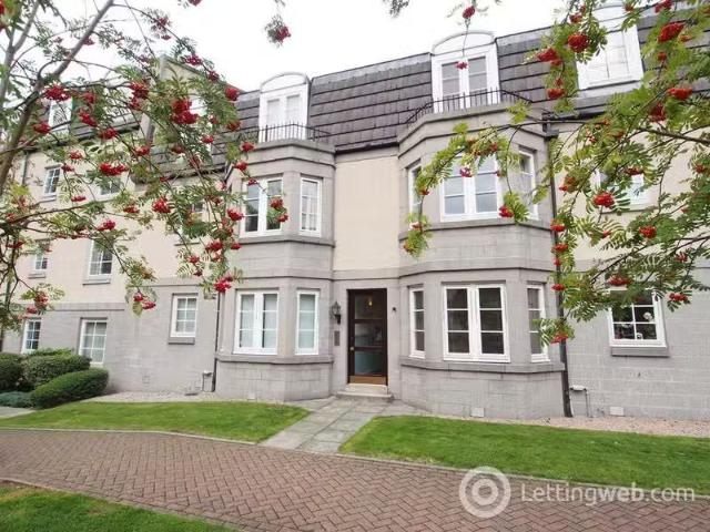 Just in! 2 BR Property to rent in Fonthill Avenue, Top Floor.