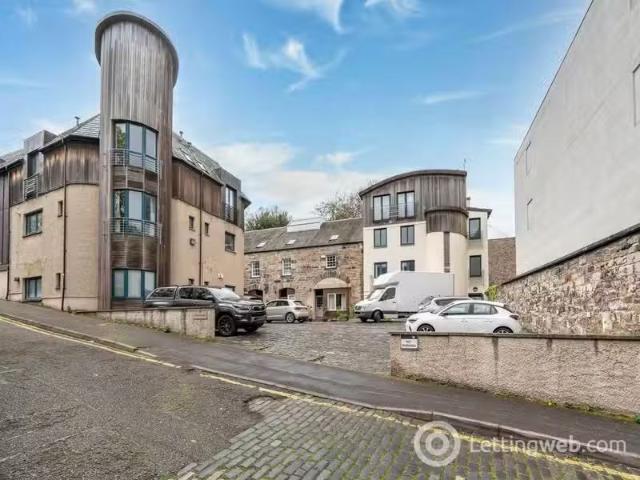 Nice 2 BR Property to rent in Holyrood Mews, Off Calton Road.