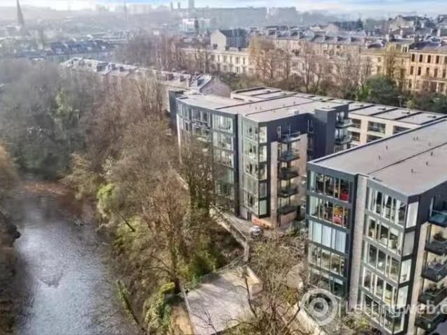 Unique 2 BR Property to rent in Hamilton Gardens, Botanics, Gl.