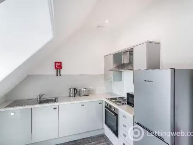 Cozy 2 BR Property to rent in High Street, City Centre, Dundee.