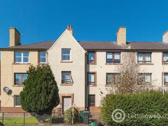 Cheap 2 BR Property to rent in Royston Mains Avenue, Edinburgh.