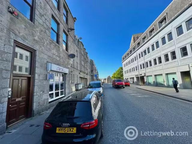 Cozy 2 BR Property to rent in Rose Street, City Centre, Aberde.