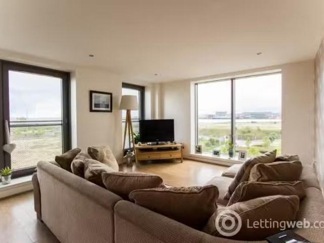 Cozy 2 BR Property to rent in Western Harbour View, Newhaven.