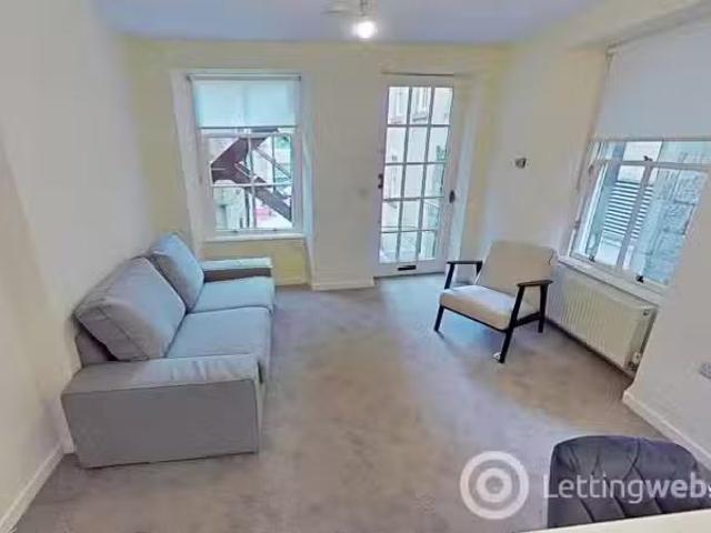 Cheap 2 BR Property to rent in Thistle Street Lane South West.