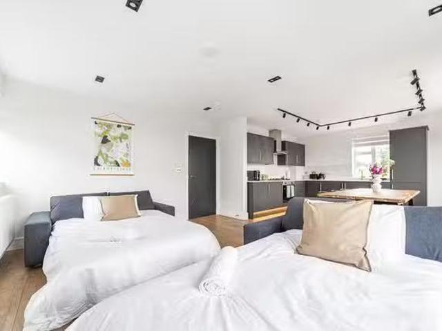 Cozy 2 BR The Avenue