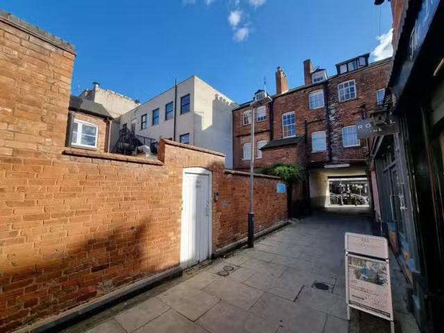 Cozy 3 BA 12 bedroom apartment for rent in 39B&C Warwick Stree.