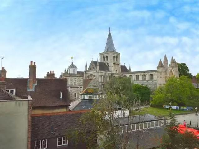 Nice 3 BA 1 bedroom Room to rent, High Street, Rochester, ME1.