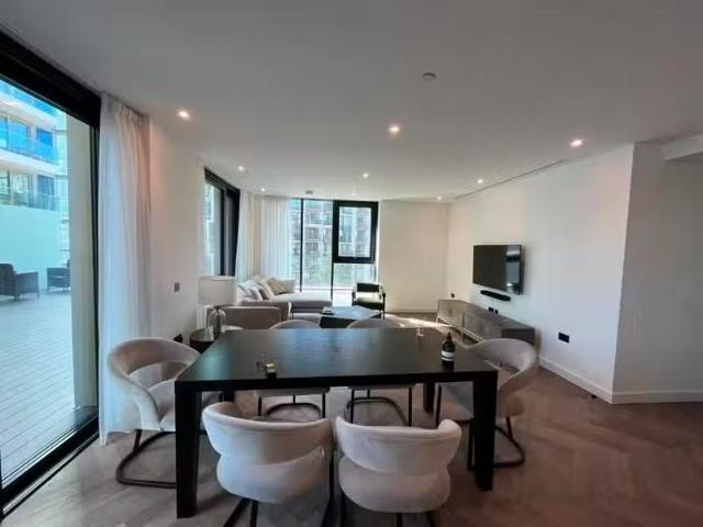 Rental! 3 BA 3 bedroom flat for rent in Merino Gardens, London.