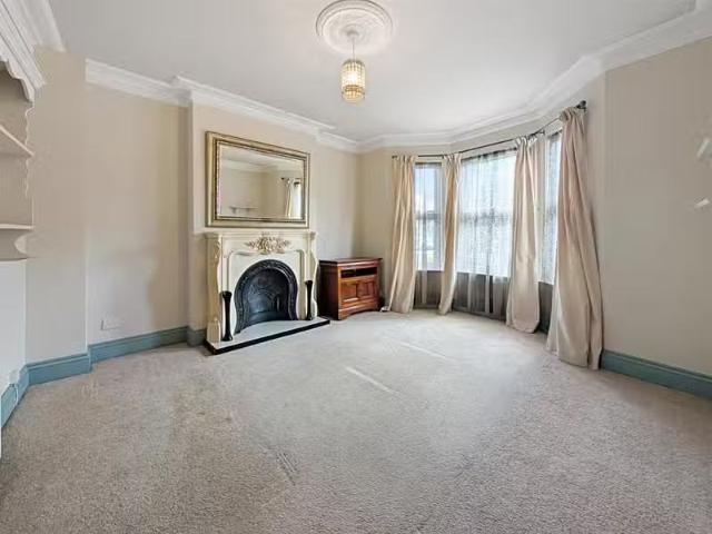 Cheap 3 BA 3 bedroom semi detached house for rent in Maldon Ro.