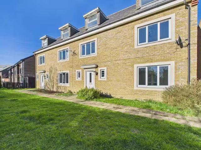 Cheap 3 BA 4 bedroom town house for rent in Fawnlea, Cambourne.