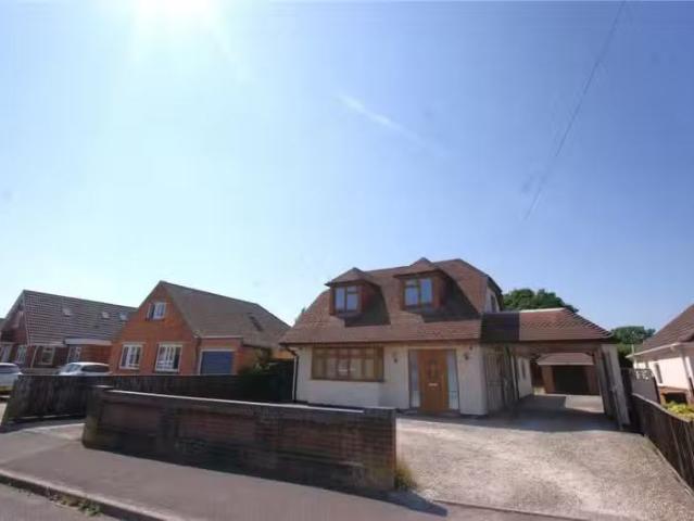 Cheap 3 BA 4 bedroom detached house for rent in Heckford Road.