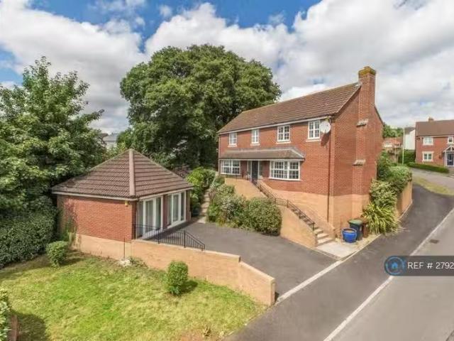 New 3 BA 4 bedroom detached house for rent in Southfield Drive.