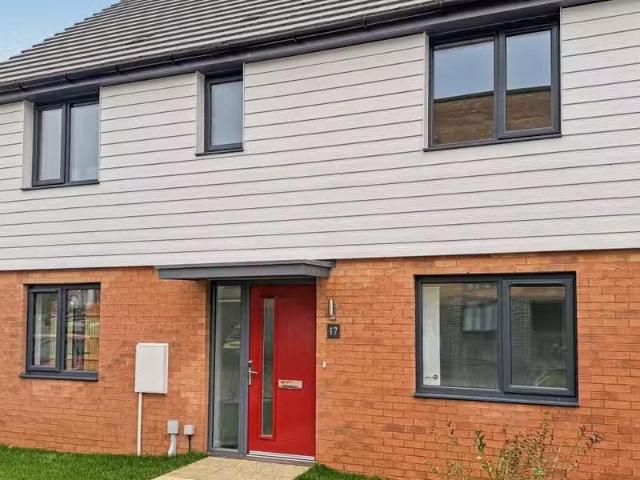Cozy 3 BA 4 bedroom end of terrace house for rent in Leathart.