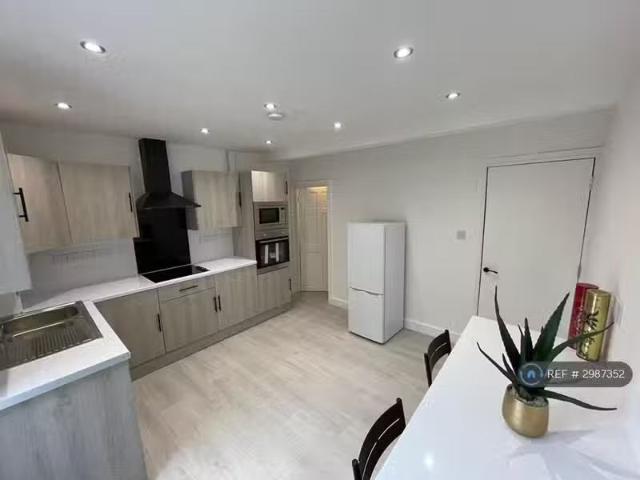 Just in! 3 BA 4 bedroom end of terrace house for rent in Ranel.