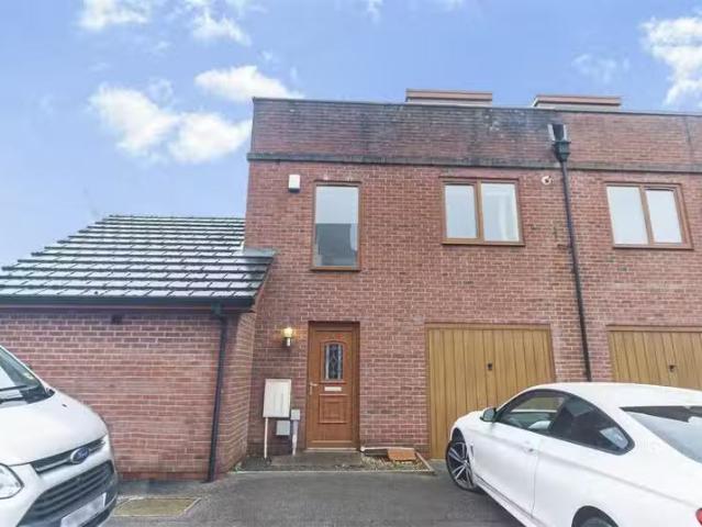 Deal! 3 BA 4 bedroom house for rent in Proctor Street, Bury, BL8