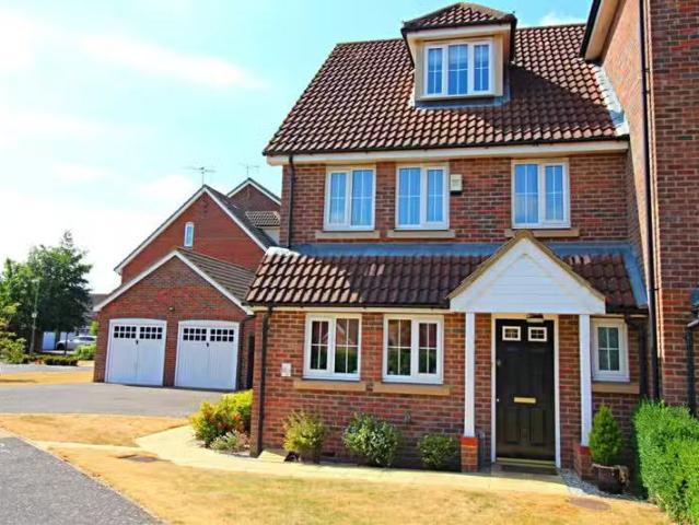 Just in! 3 BA 4 bedroom semi detached house for rent in Campio.