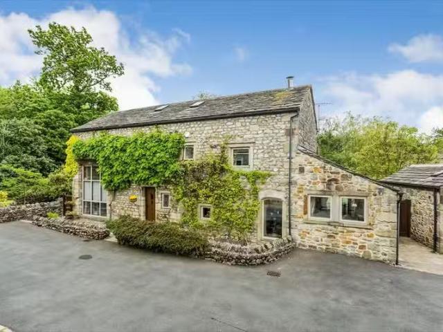 Cheap 3 BA 5 bedroom barn conversion for rent in Fell Lane, Cr.