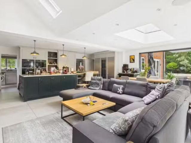 Nice 3 BA 5 bedroom detached house for rent in Nuthatch Close.