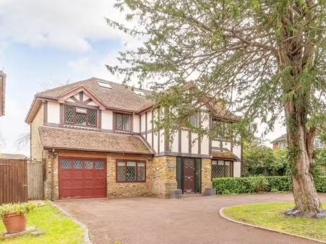 Cheap 3 BA 5 bedroom detached house for rent in Royal Avenue.