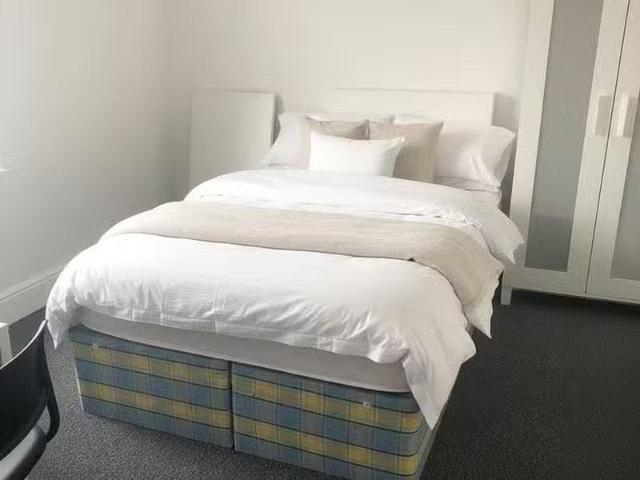 Cheap 3 BA 5 bedroom house share for rent in Chesterfield Road.