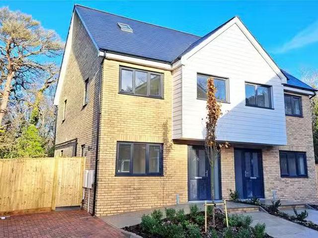 Just in! 3 BA 5 bedroom Semi Detached House to rent, Stanislas.