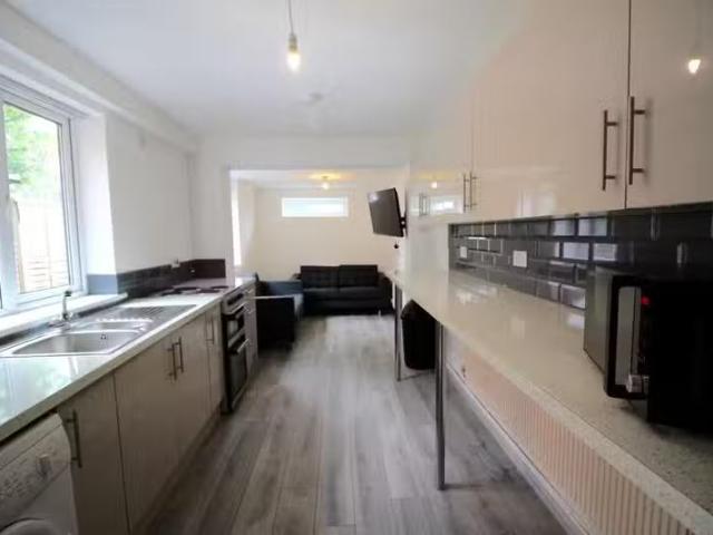 Deal! 3 BA 6 bedroom house for rent in Harold Road, Edgbaston.