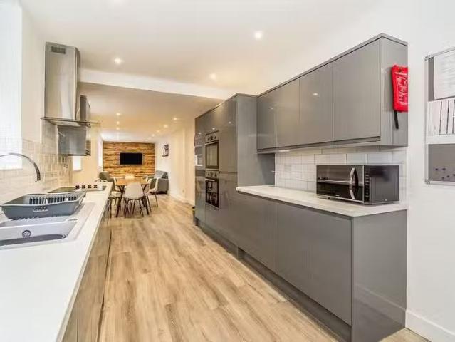 Deal! 3 BA 7 bedroom Mid Terrace House to rent, Manners Road.