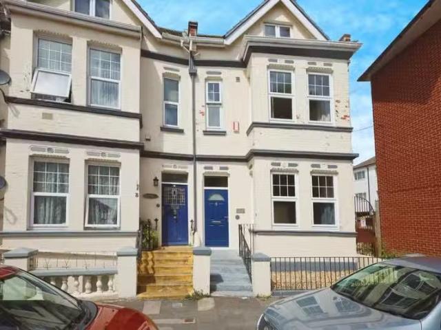 Cheap 3 BA 7 bedroom property for rent in Windsor Road, Bourne.