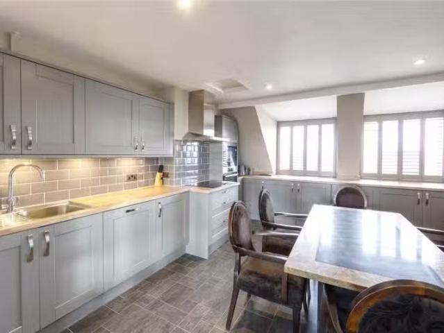 Just in! 3 bedroom apartment for rent in Rodney Place, Clifton.