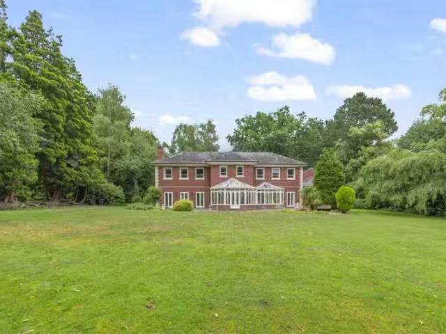 Cheap 3 bedroom detached house for rent in Hartopp Road, Sutto.