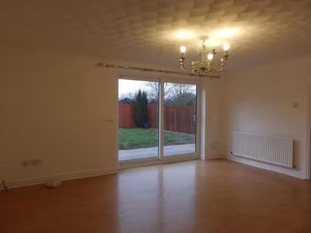 Rental! 3 bedroom detached house for rent in Hillsdown Way, Gr.