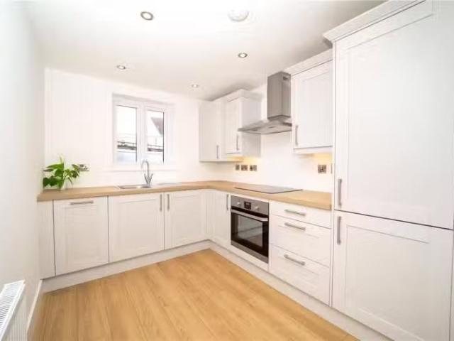 Cheap 3 bedroom end of terrace house for rent in The Stern, Tr.